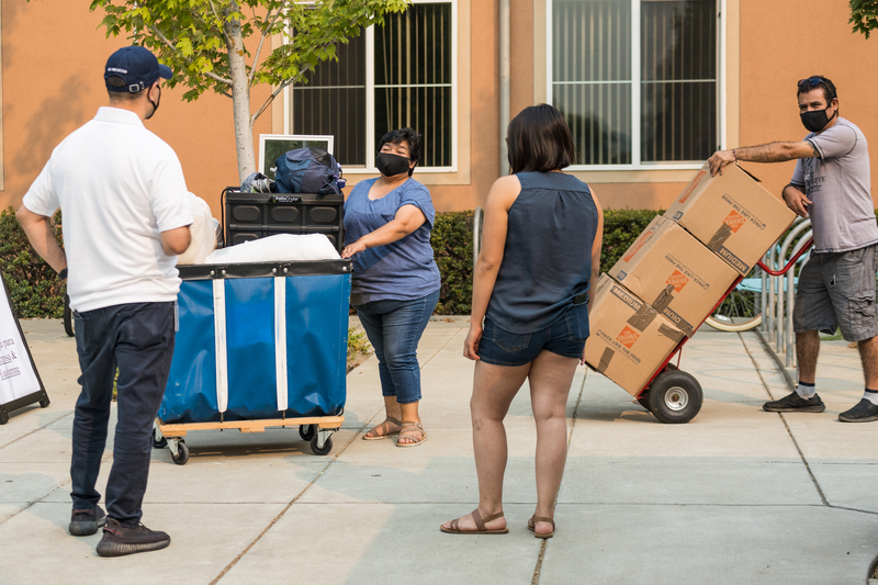 Move In Volunteer Program | Housing & Residence Education